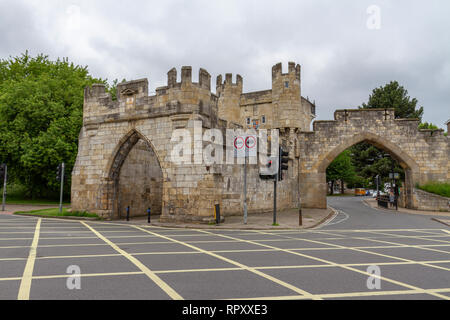Walmgate Bar (view from outside the walls), part of the City Walls in ...