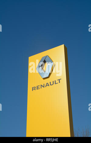 Renault car logo sign - yellow with blue sky background Stock Photo - Alamy
