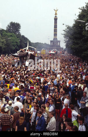 LOVE PARADE / LOVE PARADE in Berlin 1996. / Überschrift: LOVE PARADE ...