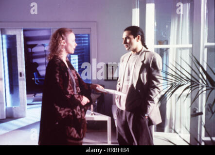 Der Arzt Murath Tehrani zieht mit seiner jungen Frau Claudia (KATJA ...