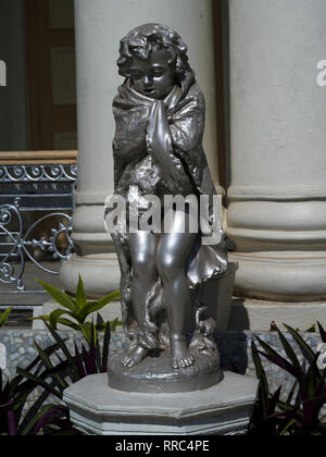 Kolkata, WEST BENGAL, India. 19th Apr, 2019. Christian child seen ...