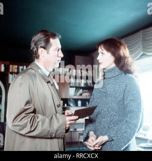 TATORT / Spätlese / Kommissar Haferkamp (HANSJÖRG FELMY, l.) und Kreutzer (WILLY SEMMELROGGE ...