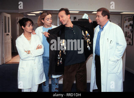 Szene mit Uschi (SYBILLE HEYEN,r), TANJA GEKE und MARIJAM AGISCHEWA ...