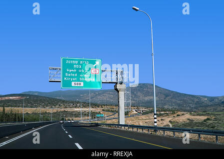 Exit sign in Arabic and English language Stock Photo - Alamy