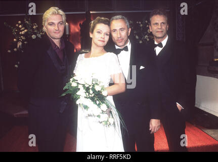 Szene mit Linda Lano (JENNIFER NITSCH) und Mike Badon (MAX TIDORF ...