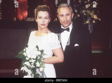 Szene mit Linda Lano (JENNIFER NITSCH) und Mike Badon (MAX TIDORF ...