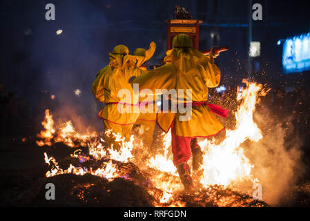 Putian, Putian, China. 25th Feb, 2019. Putian, CHINA-People jump over ...