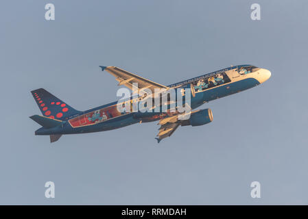 Brussels Airlines Airbus A320 Aerosmurf jet plane airliner OO-SND ...