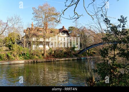 D'Oyly Carte island on the River Thames at Shepperton Stock Photo - Alamy