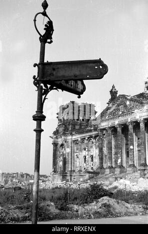 The destroyed Reichstag Stock Photo - Alamy