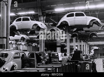VW Beetle - VW Werke - VW Käfer - Die Karosserie wird auf das ...