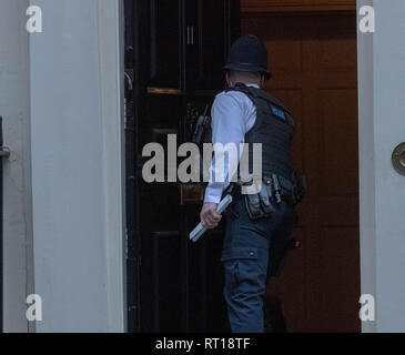 Police Officer, policeman at Downing Street, London, UK Stock Photo - Alamy