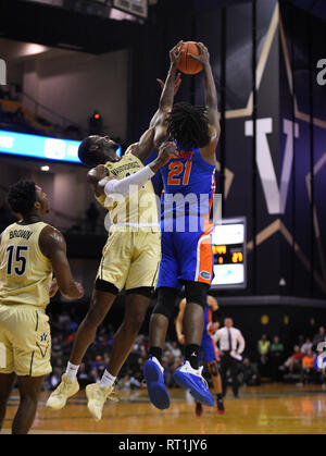 Florida forward Dontay Bassett (21) dunks the ball during the first ...