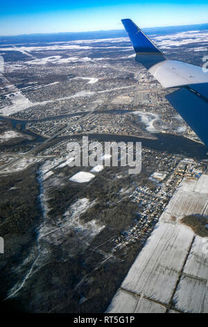 Aerial pictures of Montreal while flying over it on a commercial plane ...