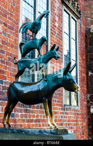 Bremer Stadtmusikanten statue, fairy tale, animals rooster, cat, dog ...