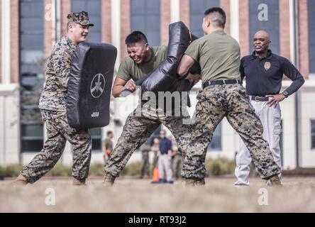 Handling of weapons. Military training. Assembly of Russian assault ...