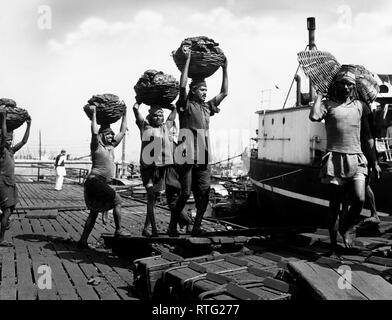 Longshoremen at Work Stock Photo - Alamy