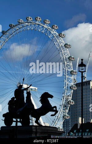Statue of Queen Boudicea, chariot and horses, Westminster Bridge ...