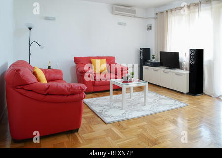 Spacious living room with red leather sofa Stock Photo - Alamy