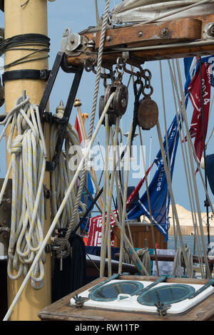 Rope and pulleys on tall ship rigging Stock Photo - Alamy