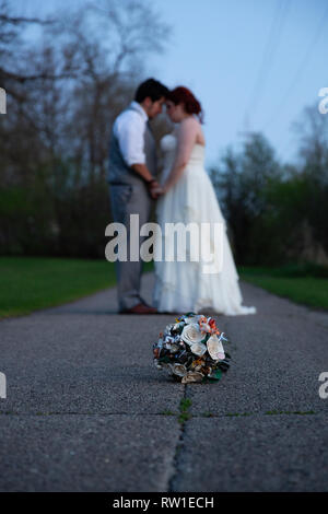 portrait of happy bride with the traditional bouquet Stock Photo - Alamy