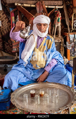 Moroccan tea ceremony Stock Photo - Alamy