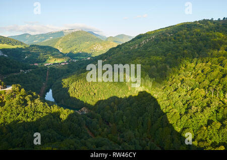 Arive / Aribe (Valle de Aezkoa); vista del pueblo y río Irati Stock ...