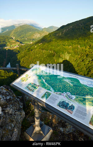 Arive / Aribe (Valle de Aezkoa); vista del pueblo y río Irati Stock ...