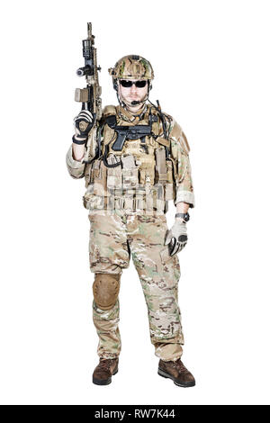 Bearded special warfare operator with assault rifle Stock Photo - Alamy