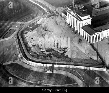 BERLIN WALL Vintage 1960’s Berlin Cold War Propaganda map illustration ...