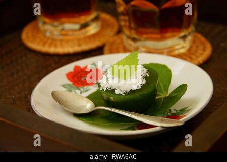Kue Lumpang Pandan / Kuih Kosui Pandan. Peranakan snack of tapioca and ...