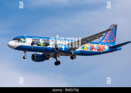 Brussels Airlines Airbus A320 Aerosmurf jet plane airliner OO-SND ...