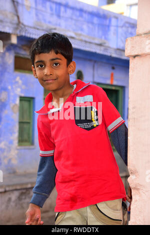 Indian Street boy posing to camera in black and white Stock Photo - Alamy