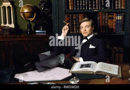 YOUNG WINSTON (1972) SIMON WARD YWN 003FOH Stock Photo - Alamy