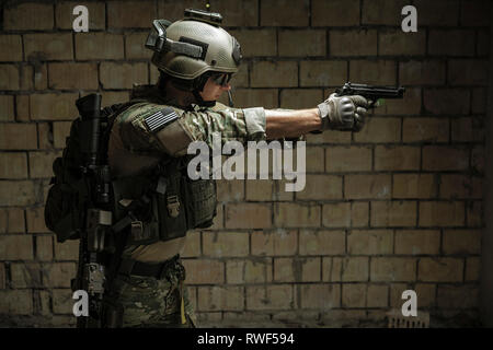 U.S. Army Ranger aiming pistol with one hand Stock Photo - Alamy