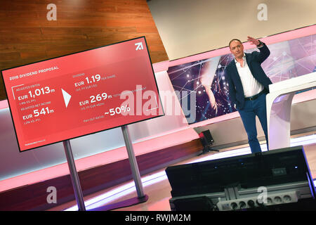 Max CONZE (CEO, Management Chairman), gesture, in the TV studio, press ...