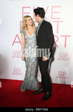 (L-R) Lili Reinhart and Cole Sprouse at the "Five Feet Apart" Los ...