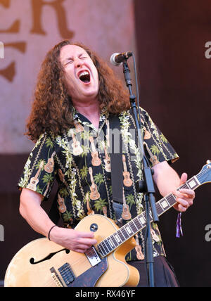 MILES HUNT & ERICA NOCKALLS performing at THE BEARDED THEORY FESTIVAL ...