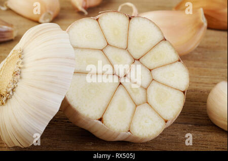 garlic cut in half Stock Photo - Alamy