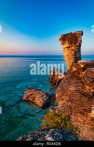 The large 'flowerpot' (sea stack) on Flowerpot Island at sunrise ...