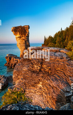 The large 'flowerpot' (sea stack) on Flowerpot Island at sunrise ...