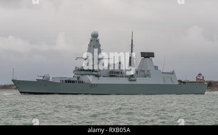 The Royal Navy warship HMS Duncan (D37) a Type 45 destroyer approaching ...