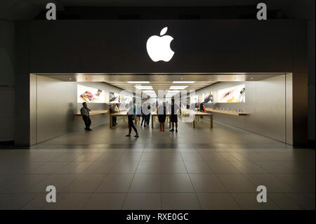 The Apple Store Toronto Eaton Centre Stock Photo: 21009596 - Alamy