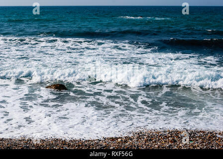 Simple picture of the ocean with its splashing waves, the shore and the ...