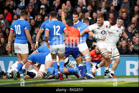 England's Jamie George (obscured) scores a try during the Quilter ...