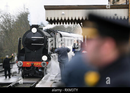 Steam locomotive 926 Repton pulls into Wansford during the Southern ...