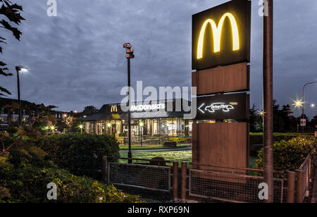McDonald's Restaurant outdoor seating area on Sauchiehall Street in ...