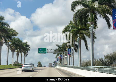 I 95 south sign interstate signage America Stock Photo - Alamy