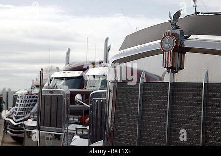 Big Red 18-wheeler Peterbilt Truck Stock Photo - Alamy