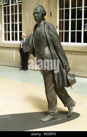 Philip Larkin statue at Hull Paragon Interchange railway station by ...